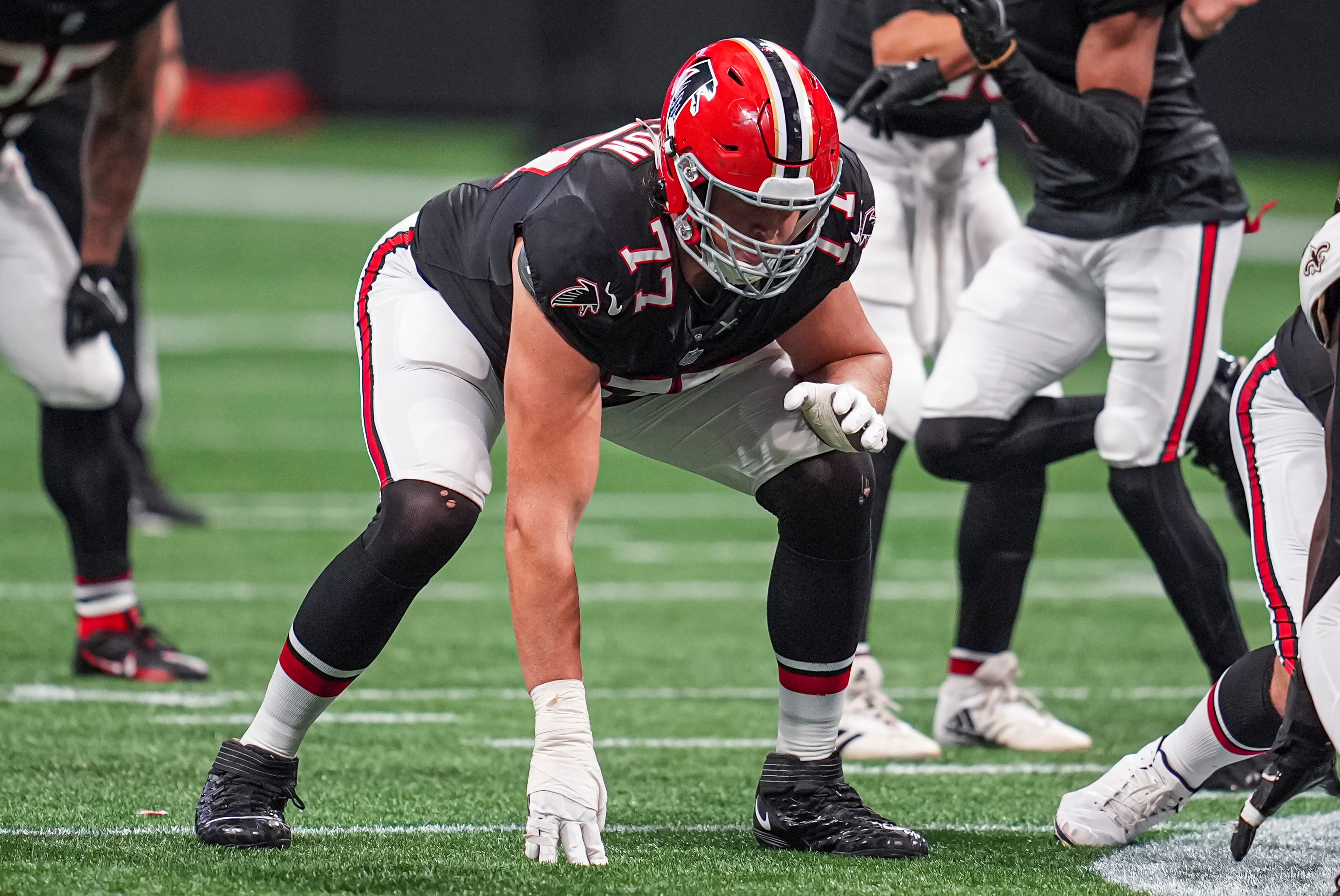Falcons bring back veteran offensive lineman in free agency