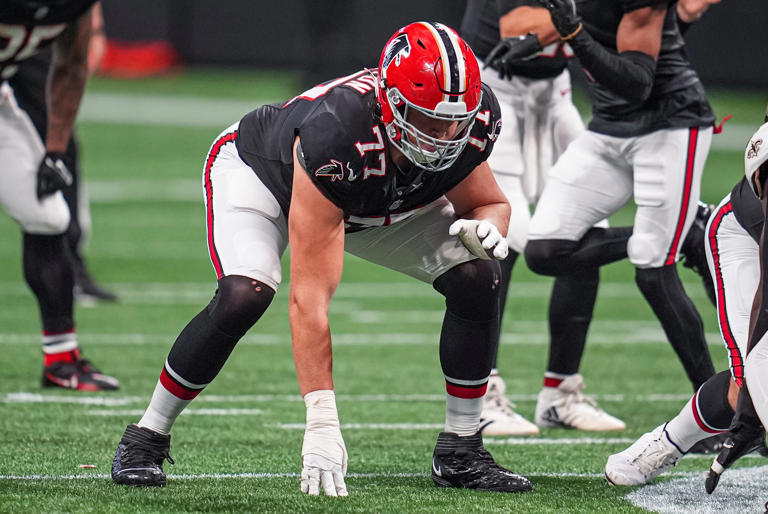 Falcons bring back veteran offensive lineman in free agency