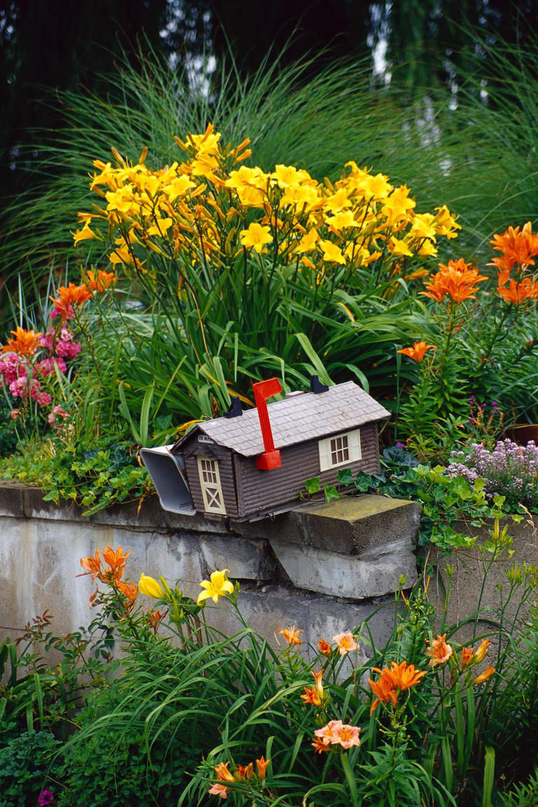 7 Mailbox Landscaping Ideas You’ll Want to Copy
