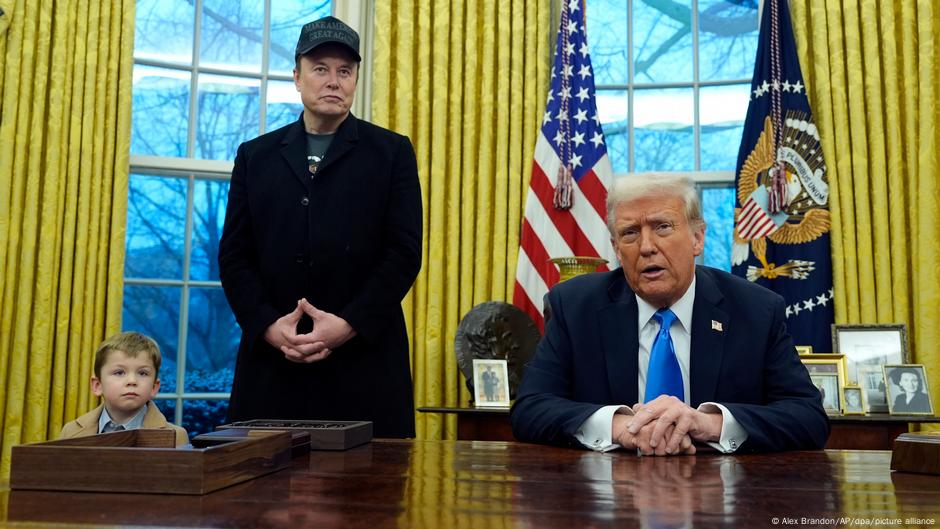 US: Judge orders White House to reinstate fired workers