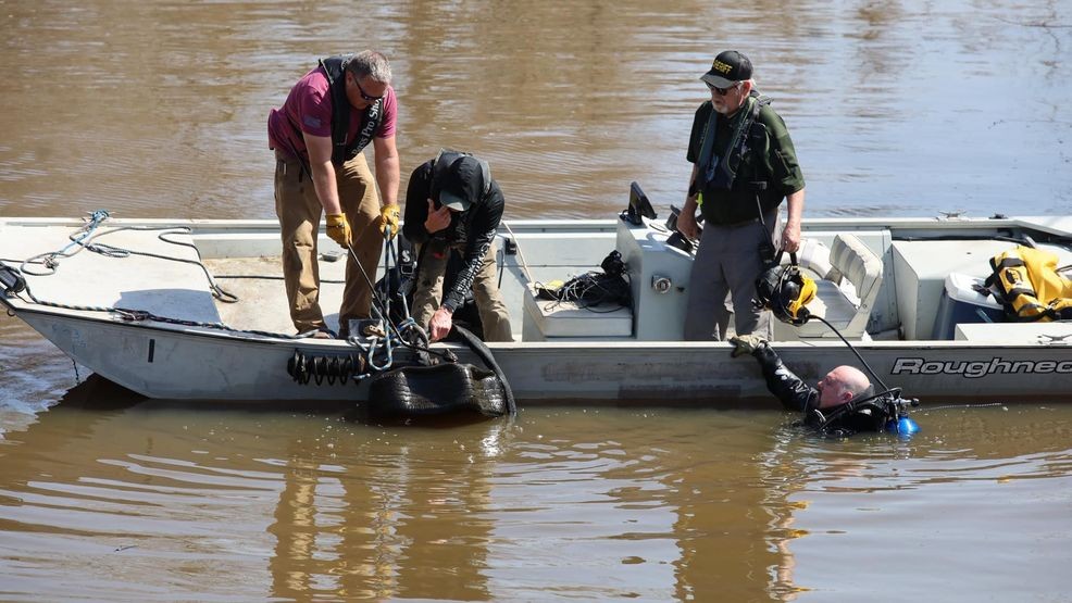 Dive team recovers submerged vehicle from creek near Pine Bluff's ...
