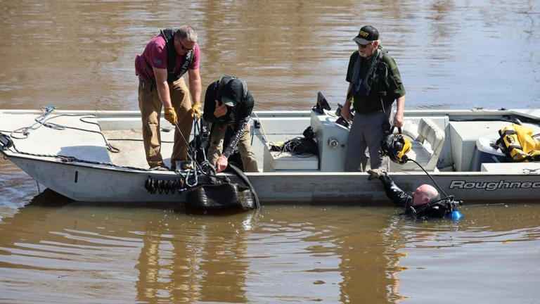 Dive team recovers submerged vehicle from creek near Pine Bluff's ...