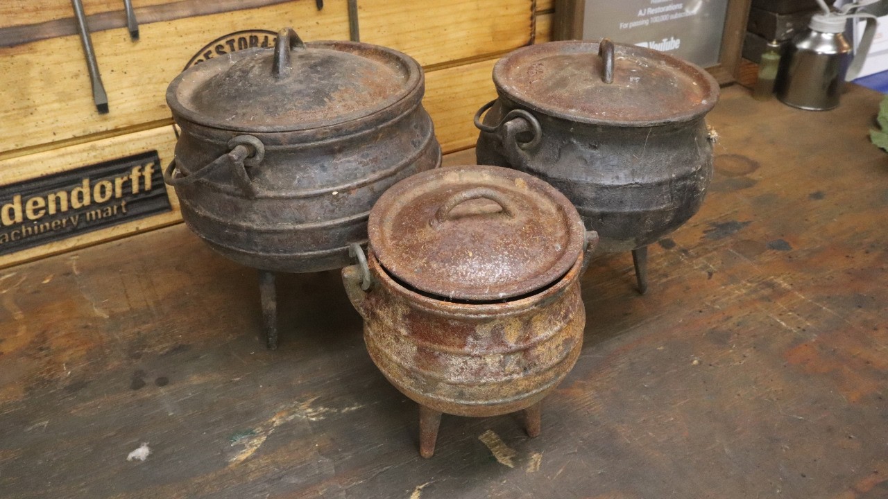 Restoring 3 Rusted Cast Iron Tripod Pots and Cooking in Them