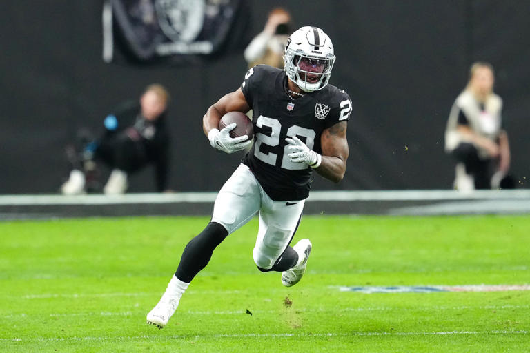 Dolphins Sign Former Raiders Running Back