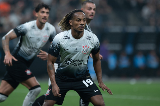 André Carrillo se destaca no Corinthians em meio a apagões no elenco