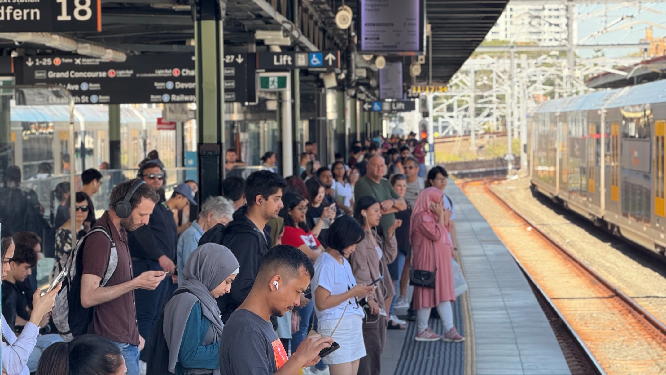 Sydney train delays hit Friday peak hour commute after signal issues