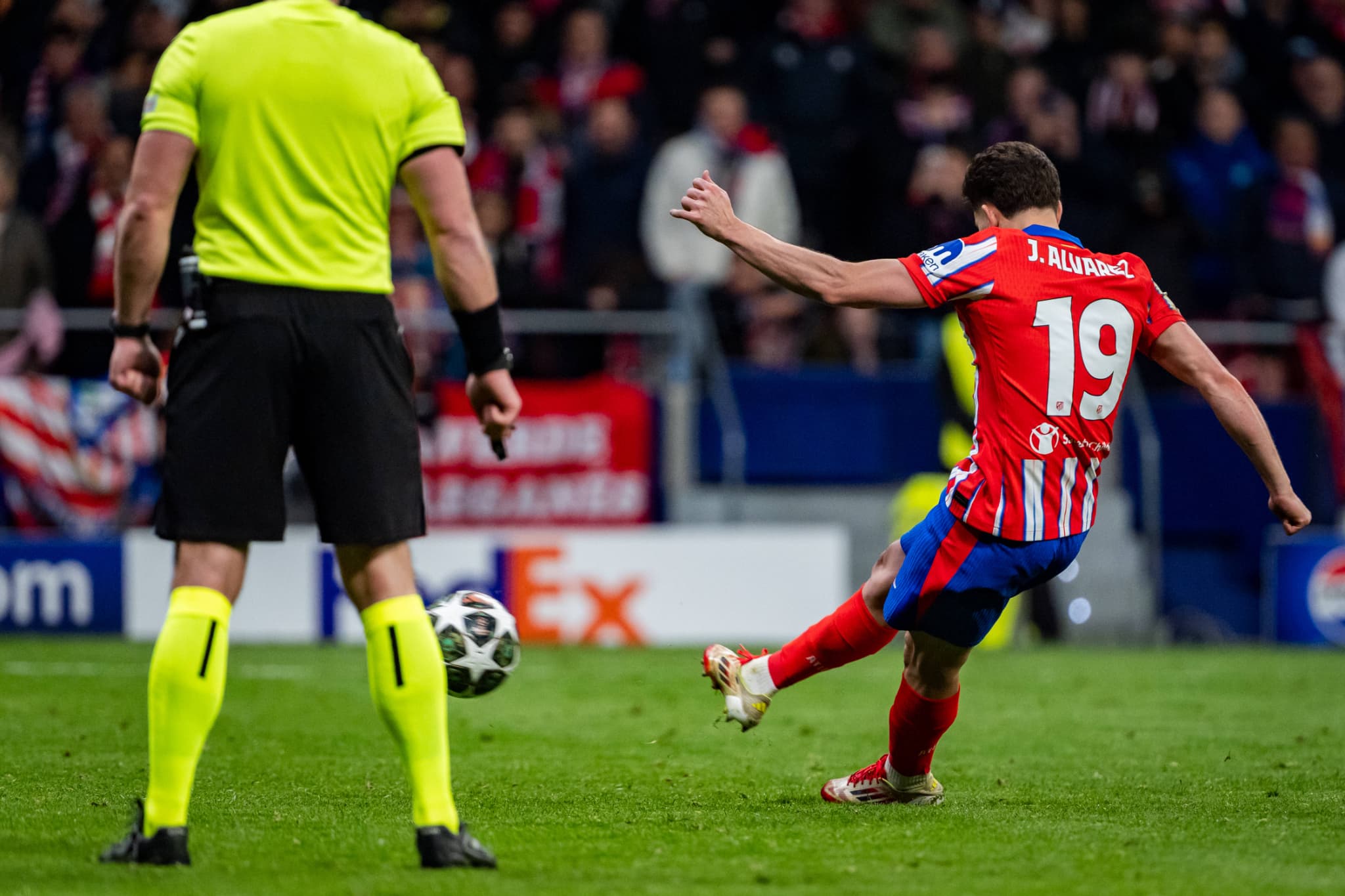 Ligue des champions: un arbitre VAR écarté après le tir au but ...