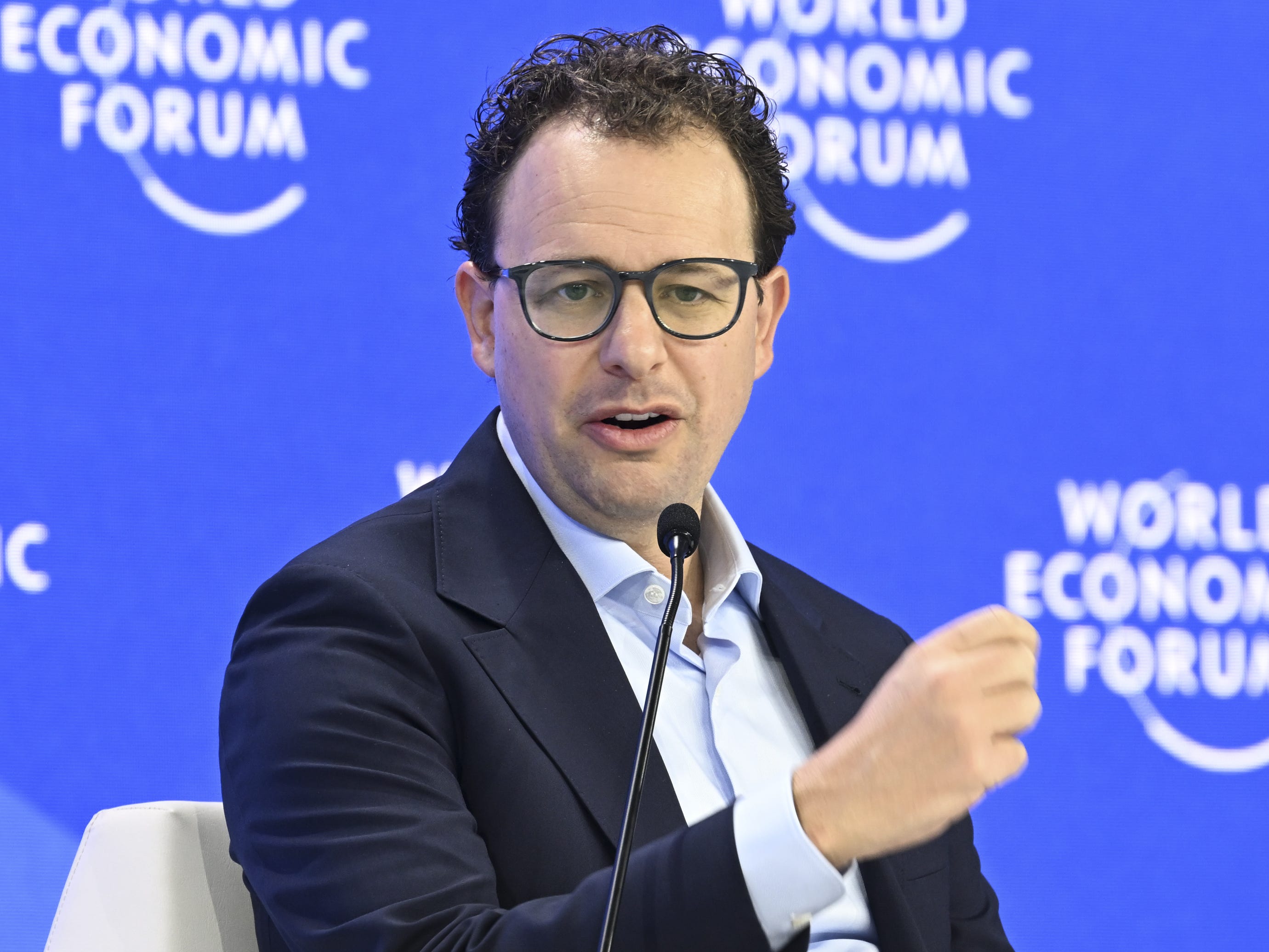 Anthropic's CEO says that in 3 to 6 months, AI will be writing 90% of ...