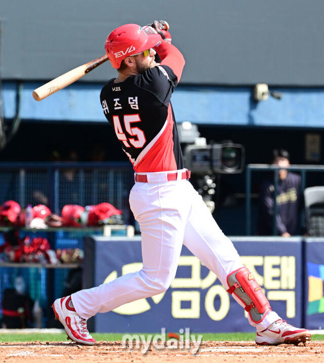 “위즈덤 걱정된다, 1달 어떻게 버텨주느냐…” KIA ML 88홈런 거포의 KBO 적응, V13 레이스 ‘대형 변수’