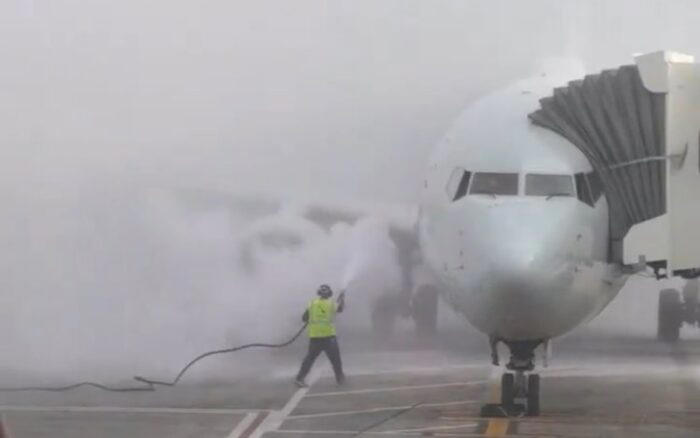 Videos | Se incendia avión de American Airlines en aeropuerto de Denver; pasajeros son evacuados