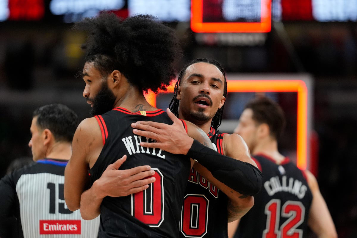 Coby White anota 31 puntos y los Bulls remontan para vencer 116-110 a ... Coby White anota 31 puntos y los Bulls remontan para vencer 116-110 a ...