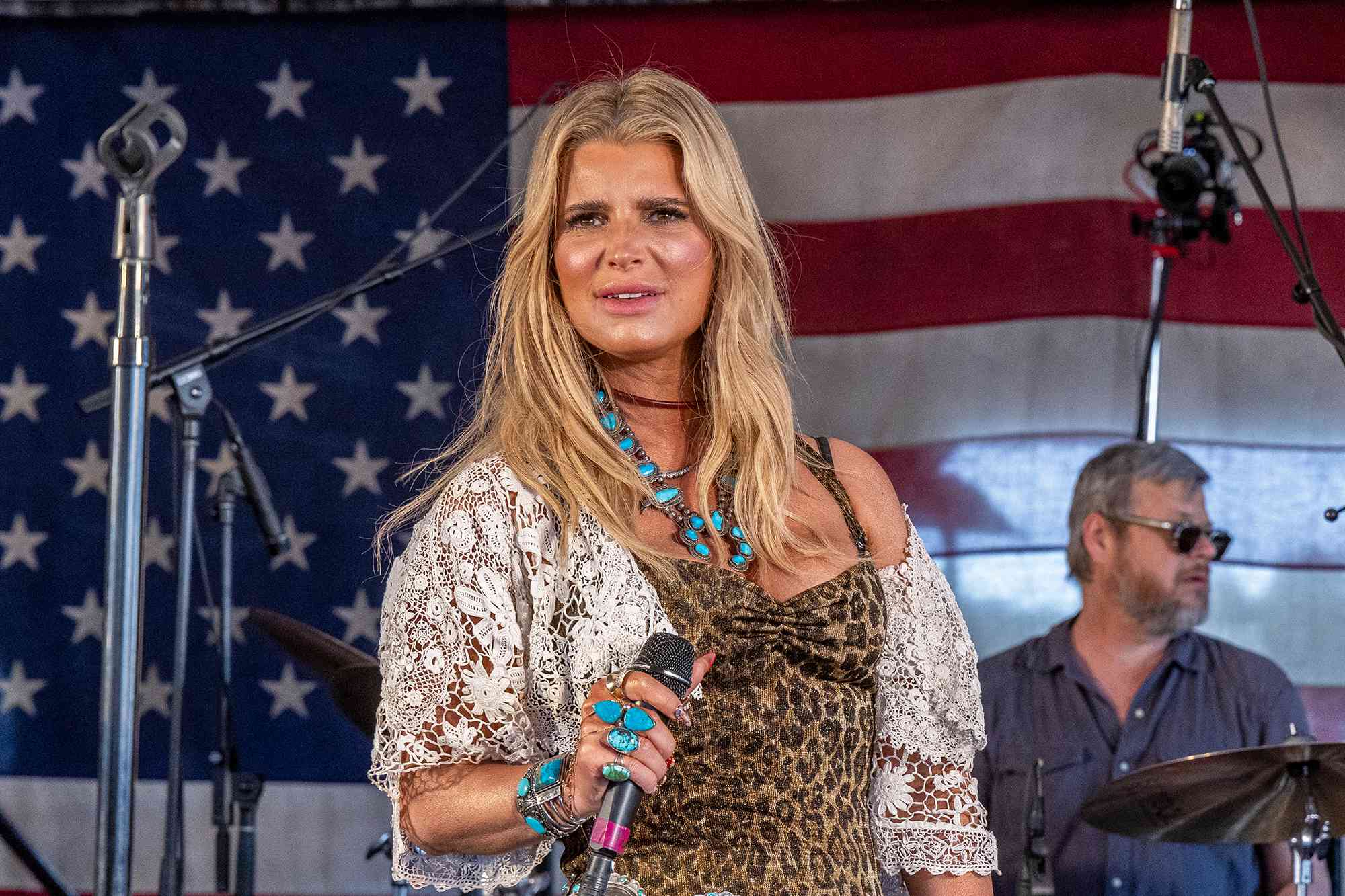 Jessica Simpson returns to stage for first time in 15 years, debuts new ...