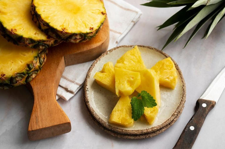 Makan Nanas Saat Haid Bikin Aliran Darah Semakin Deras, Mitos atau Fakta? Makan Nanas Saat Haid Bikin Aliran Darah Semakin Deras, Mitos atau Fakta?