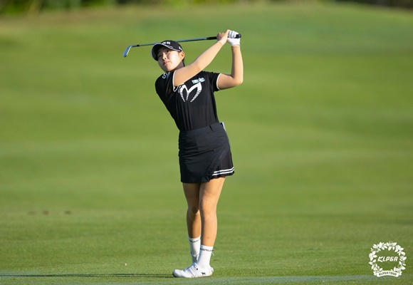 '지난해 신인왕' 유현조, KLPGA 개막전 2R 공동 선두…박보겸 공동 4위-황유민 공동 8위