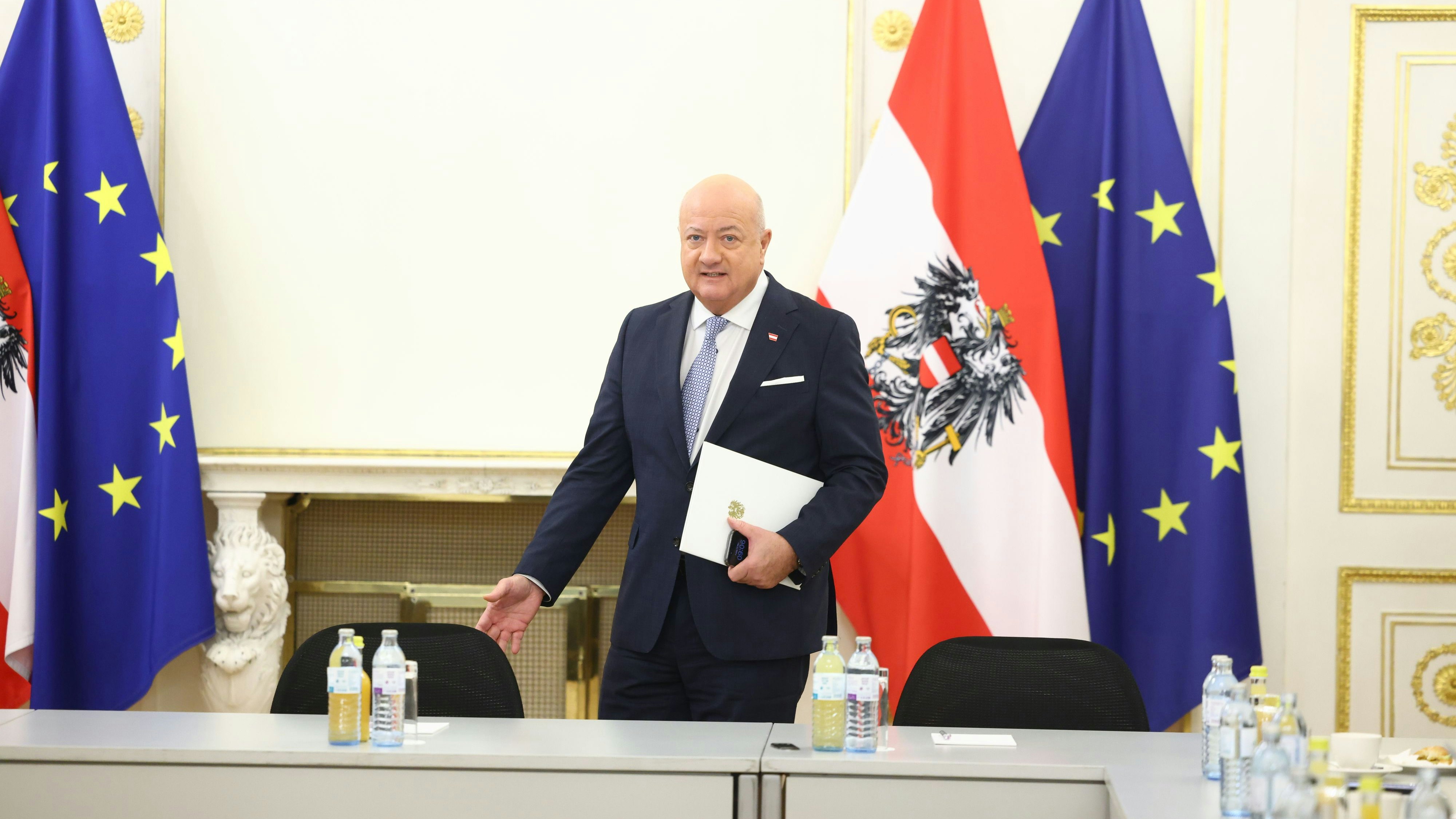 Bundeskanzler Christian Stocker im Pressegespräch mit Journalisten