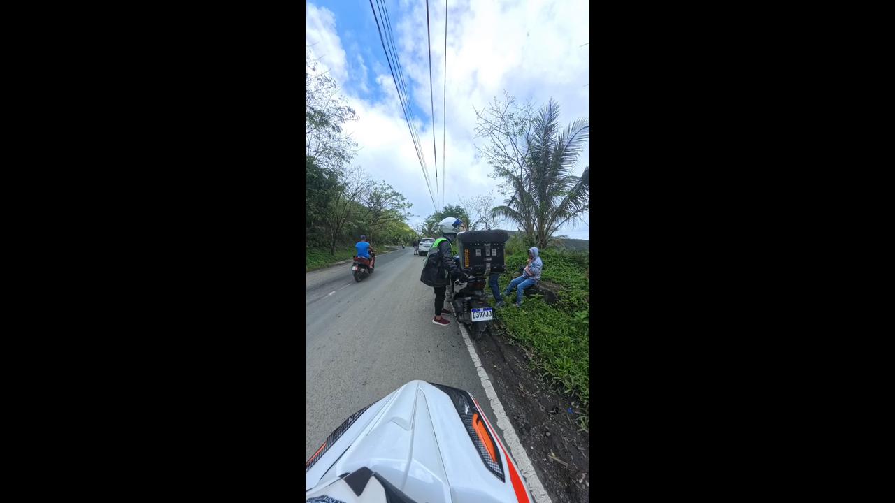 Motorcycle rider pulls over to help couple who crashed into bushes
