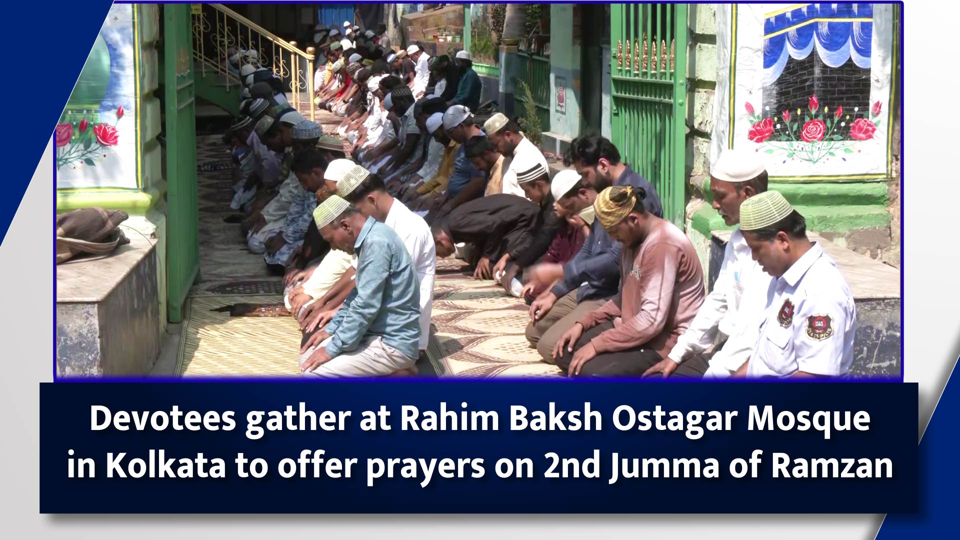 Devotees gather at Rahim Baksh Ostagar Mosque in Kolkata to offer prayers on 2nd Jumma of Ramzan