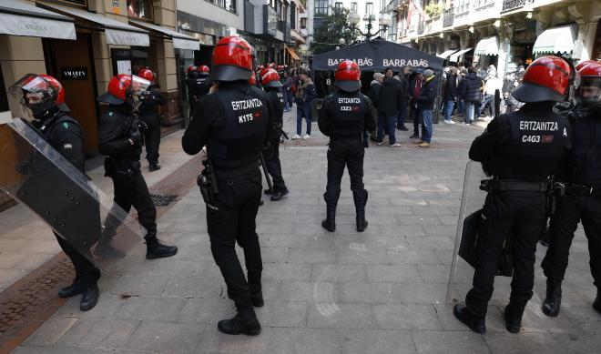 Catorce detenidos y quince ertzainas heridos antes y después del ...
