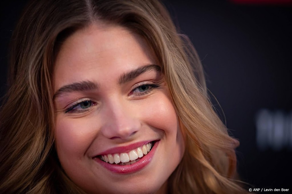 Debuutplaat Roxy Dekker komt op 1 binnen in Album Top 100