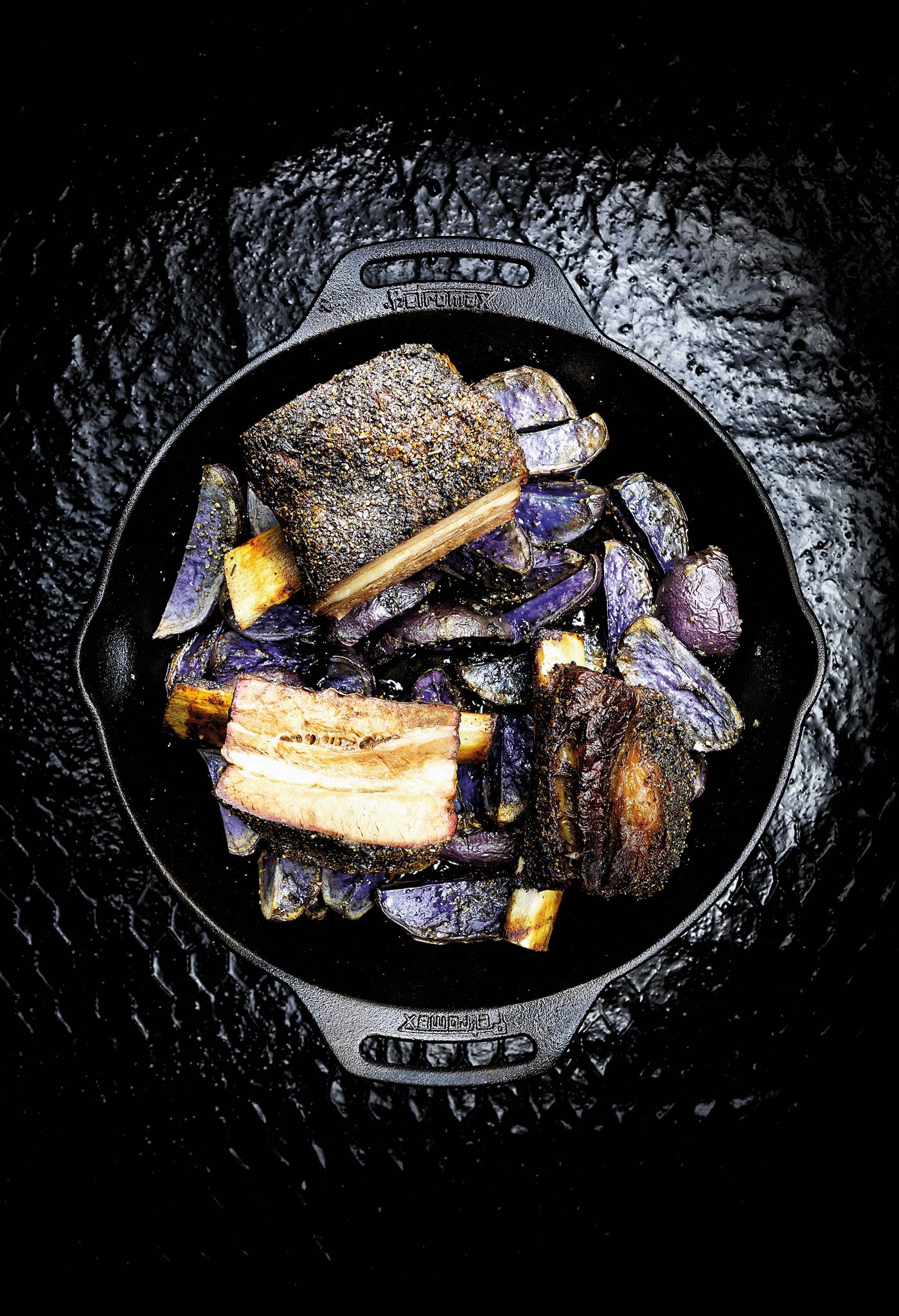 Barbecue recipe for winter or summer: Short ribs with purple potatoes