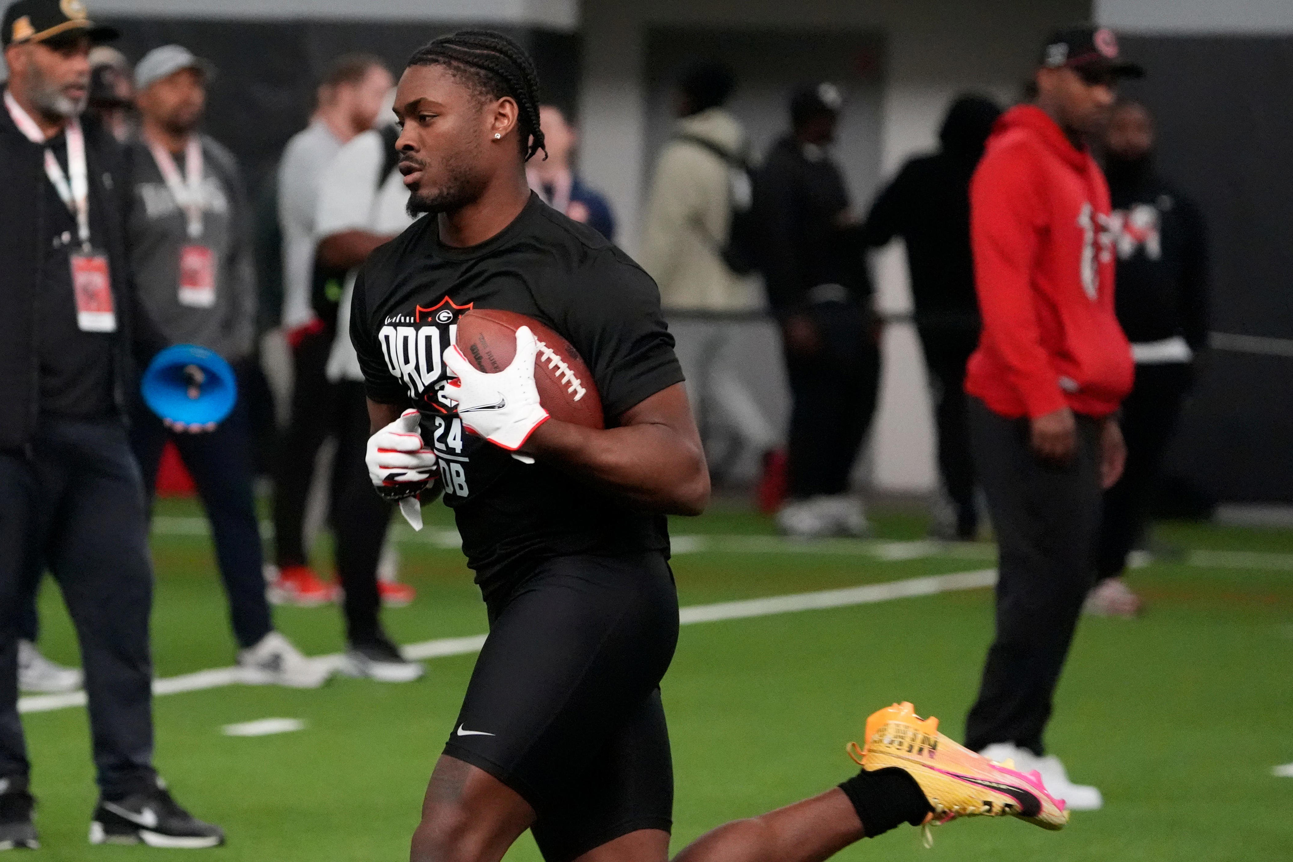 2025 NFL draft: Saints head coach spotted scouting at Georgia Bulldogs ...