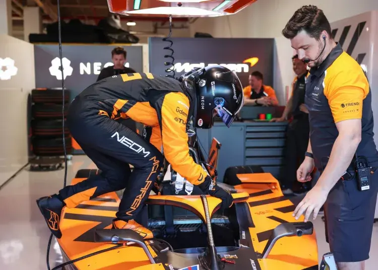 Cleo Abram vive l'esperienza di un pilota di Formula E con McLaren
