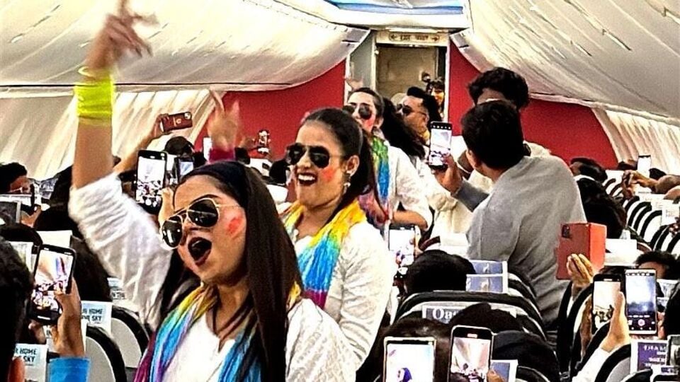 Watch Viral Video: SpiceJet crew dances to 'Balam Pichkari’ in plane ...