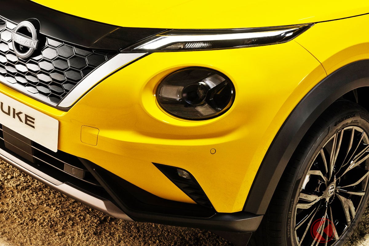 日産の「斬新コンパクトSUV」に注目！ 全長4.2mの“ちょうどイイサイズ”×6速MTも設定！ めちゃ“個性的デザイン”だけど「立体駐車場サイズ」な「ジューク」は今欲しい1台