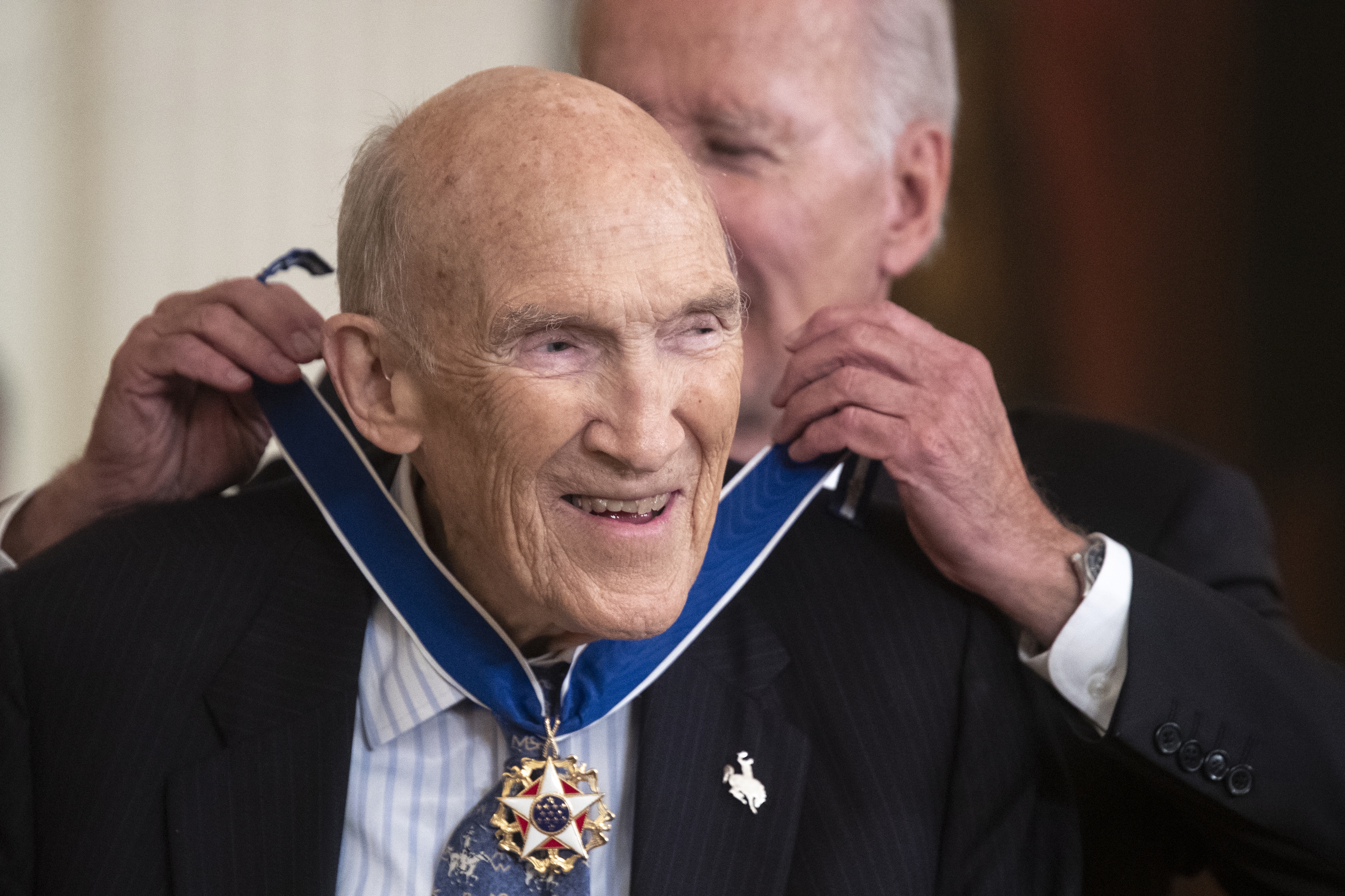 Alan Simpson, three-term senator known for barbed wit, dies at 93