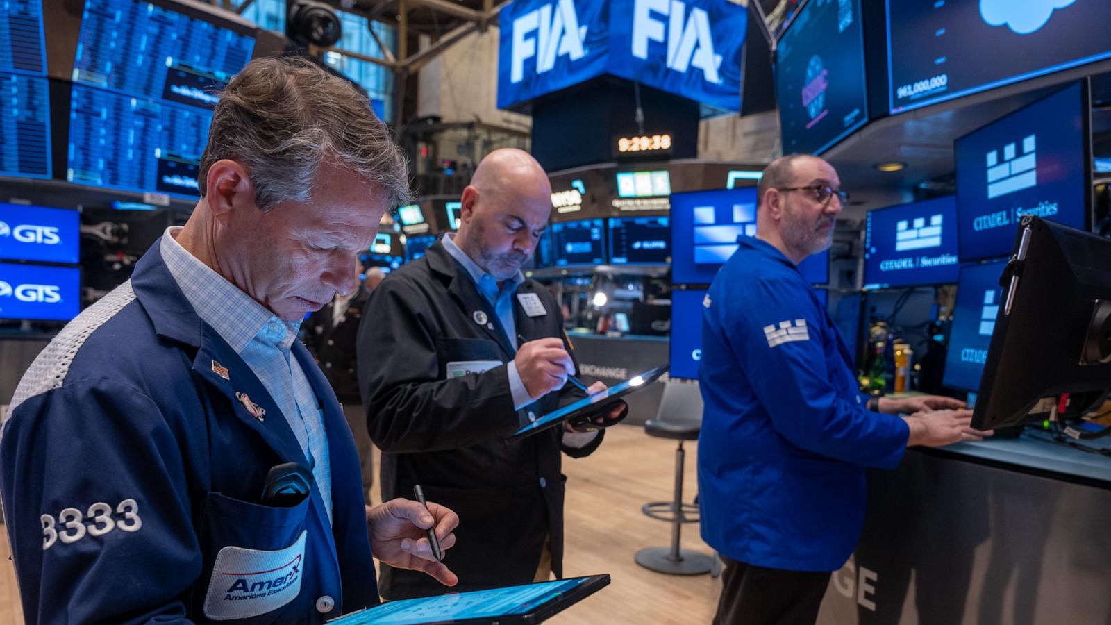 US stock market closes up amid signs government may avert shutdown