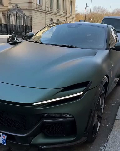 La nouvelle Ferrari de Gims