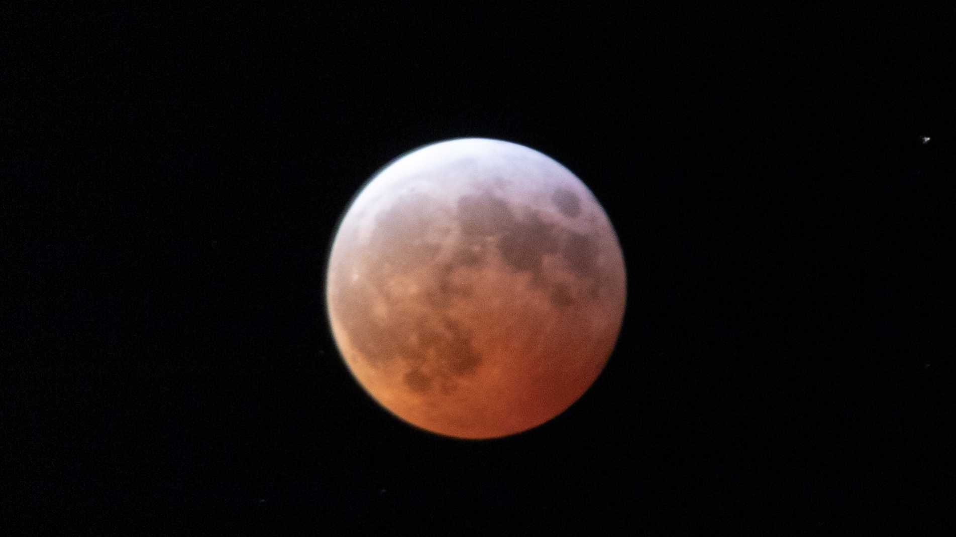 Viewers share photos, videos of total lunar eclipse throughout Iowa ...