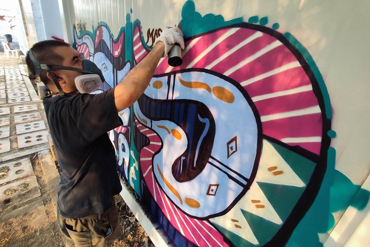 168 spray paint cans tainted with lead – group