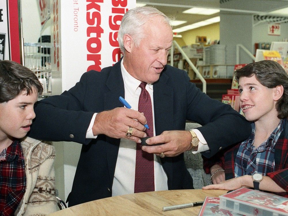 'Elbows Up': How Gordie Howe's famous hockey tactic became a rallying ...
