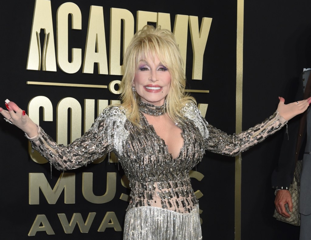 Over 50,000 Dolly Parton Fans Are Working To Honor Her in a Rather ...