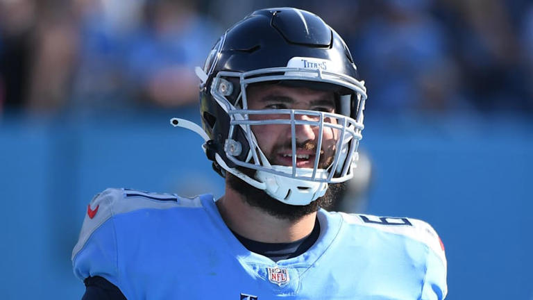 Titans Re-Sign Veteran Center