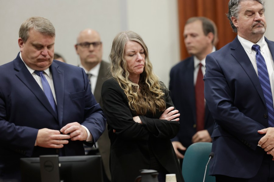 Lori Vallow is defending herself at her trial, who else did the same?