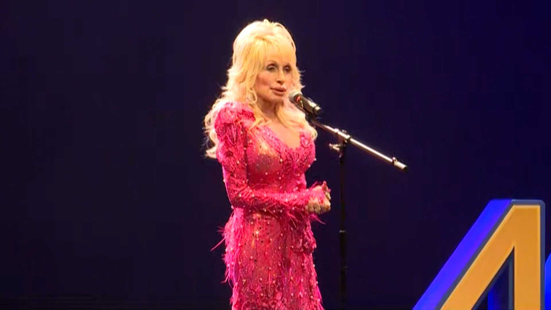 Dolly Parton honors late husband, thanks fans for support at Dollywood ...