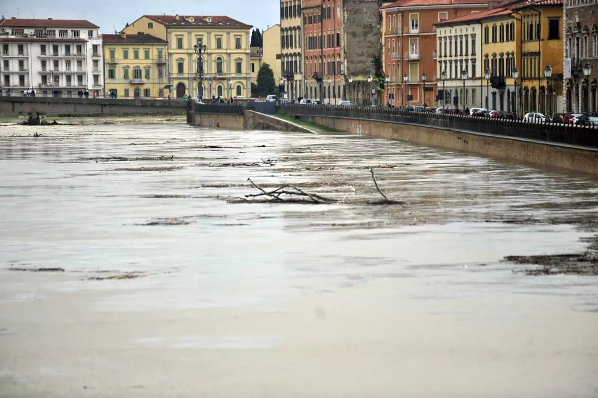 Maltempo, colmo di piena dell’Arno previsto in serata a Firenze