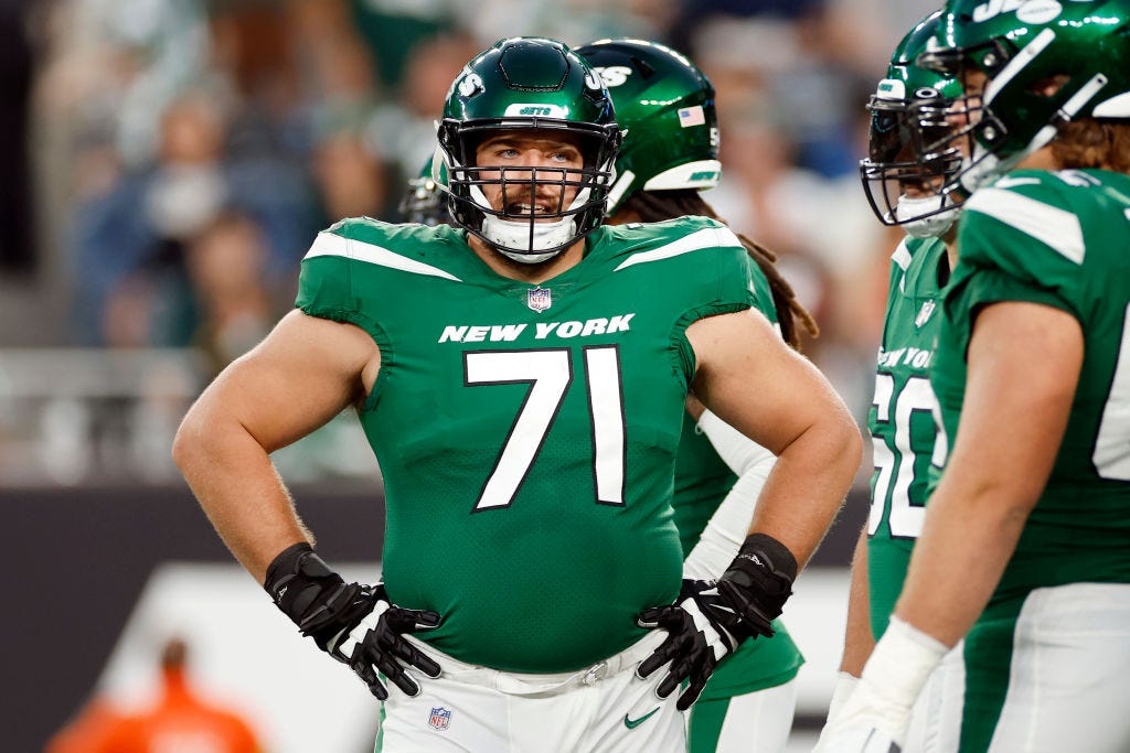Patriots reportedly add on offense, sign OL Wes Schweitzer