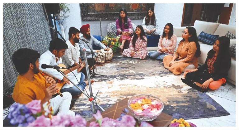 Mumbaikars keep the tradition of baithaks alive