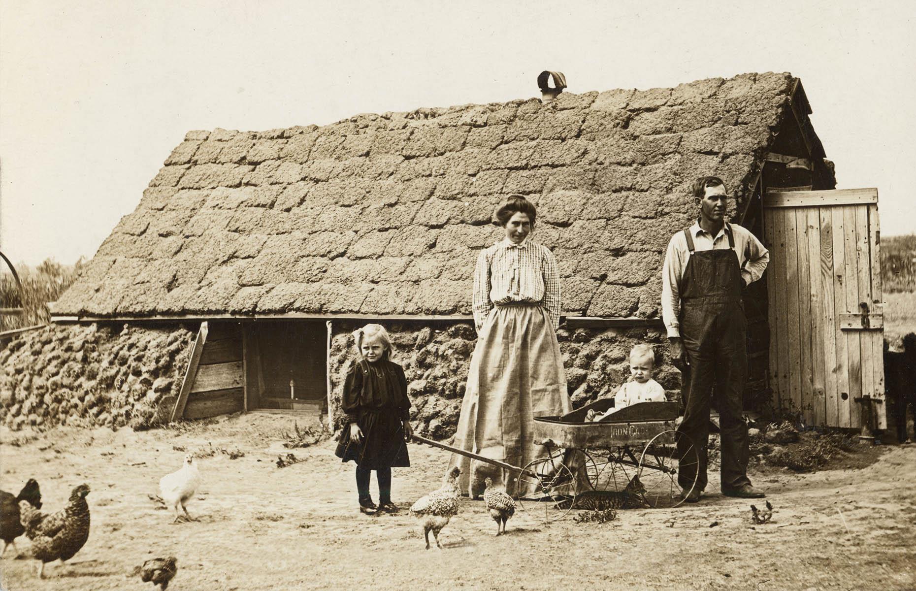 See American pioneer home life through vintage photos