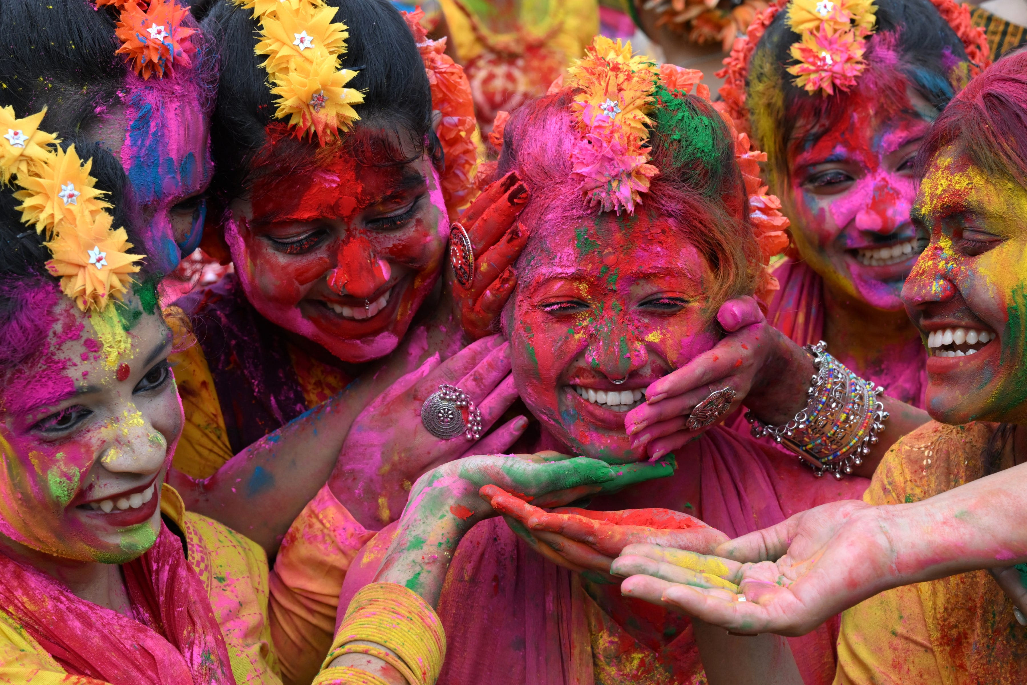 Holi Messages In English : Happy Holi 2025: Top wishes, messages ...