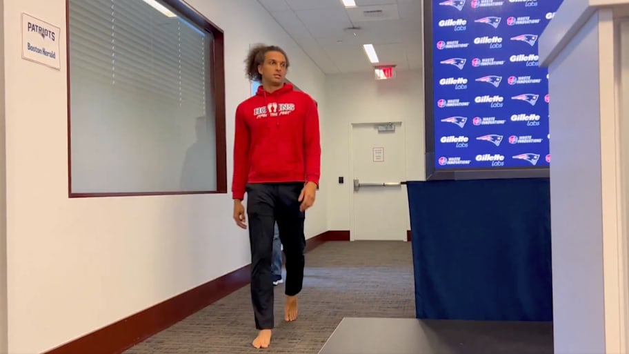 Mack Hollins Arrives Barefoot to Introductory Patriots Press Conference