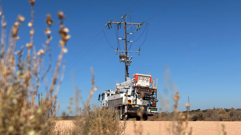 SA Power Networks' $10 million plan to combat insulator pollution ...