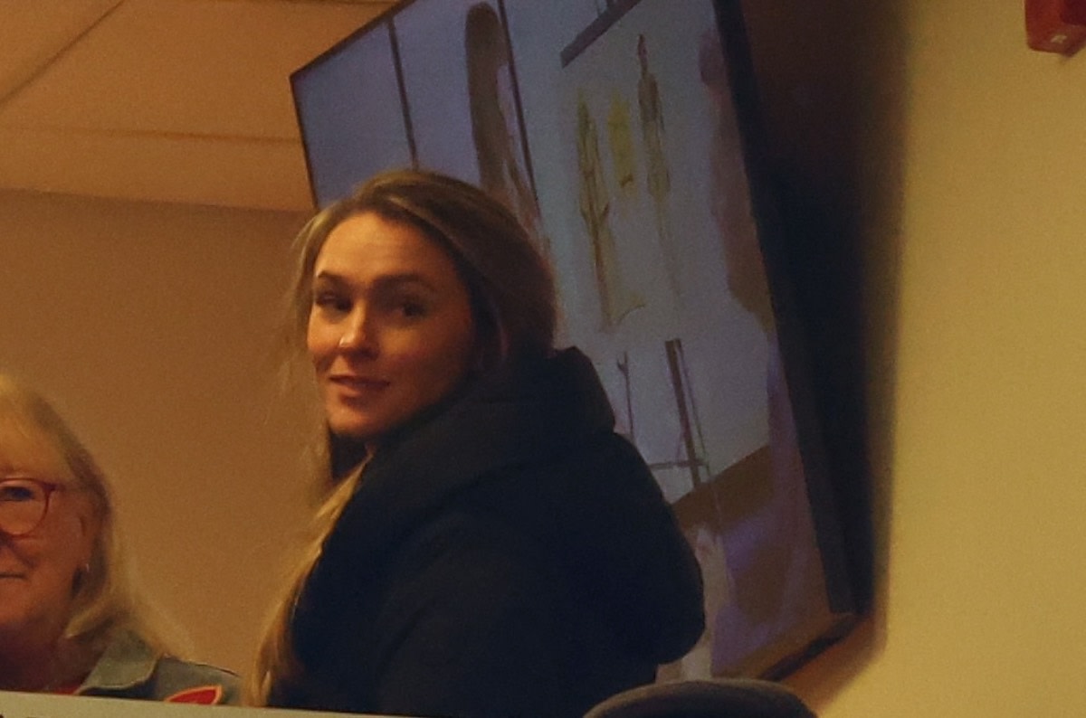 Kylie Kelce Briefly Pauses Podcast Amid Pregnancy Pain: 'Can't Breath'