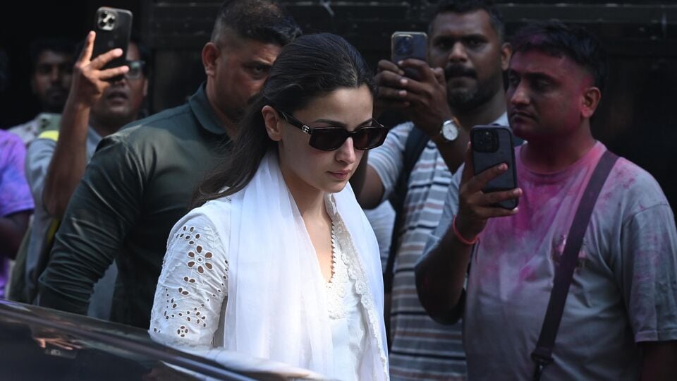 Deb Mukherjee's funeral: Rani, Kajol, Ranbir pay visit to Ayan Mukerji ...