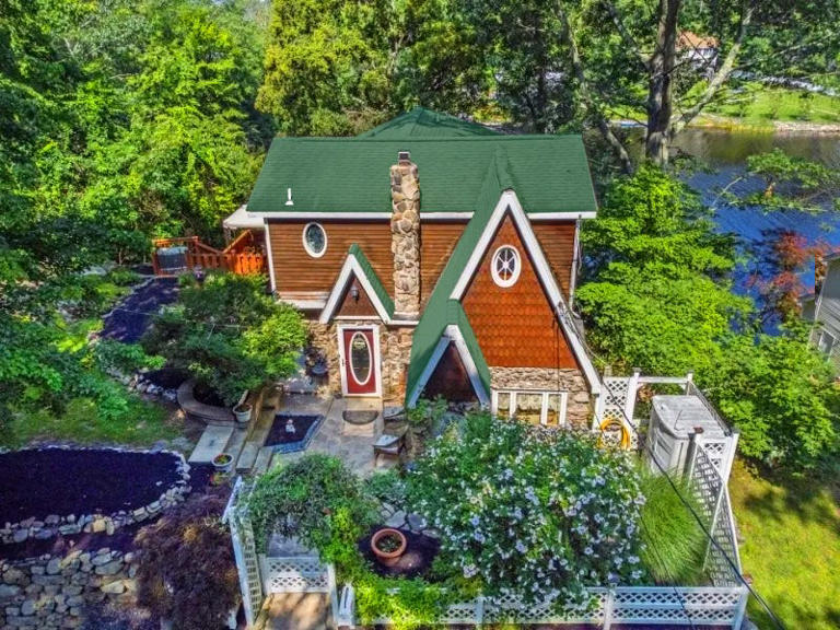 'Gingerbread House' on Upper Greenwood Lake listed for $729,000