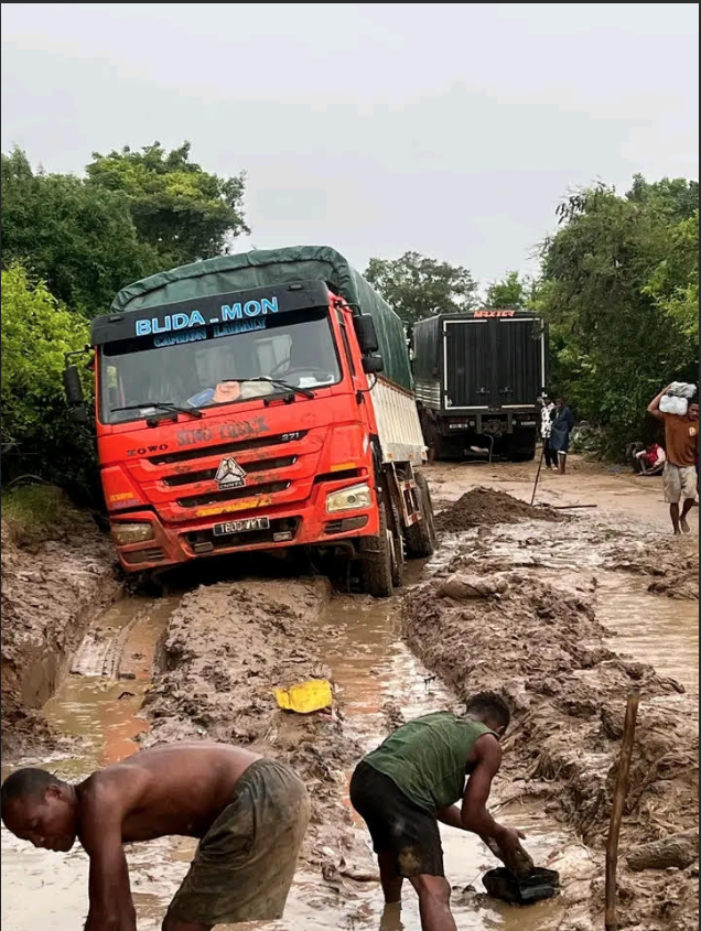 ROUTE NATIONALE 10 - Des camions coincés entre Betioky et Ampanihy