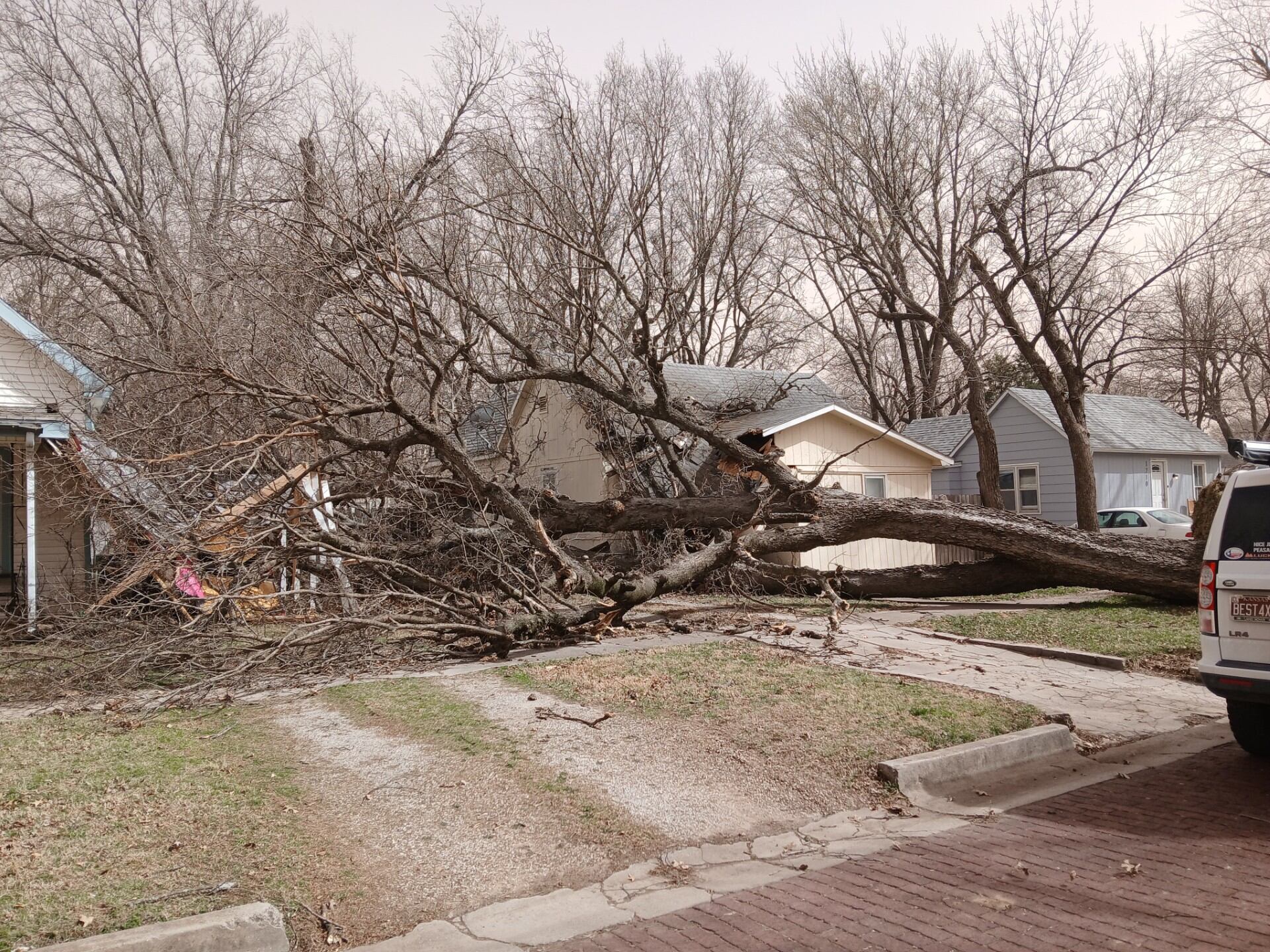 LIVE BLOG: Damaging winds kick up dust, cause crashes, fuel fires ...